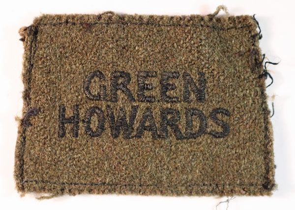 GREEN/HOWARDS WW2 Embroidered Khaki Shoulder Title Badge — Lot No. 4750 ...